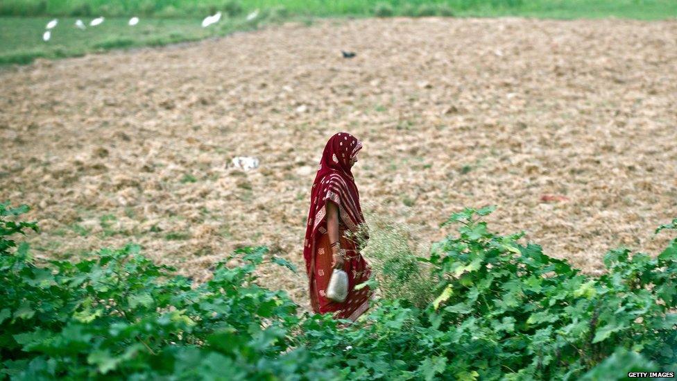 India: Open defecation linked to adverse pregnancies - BBC News