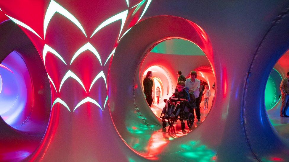 Inflatable walk-through sculpture opens at Warwickshire park - BBC News