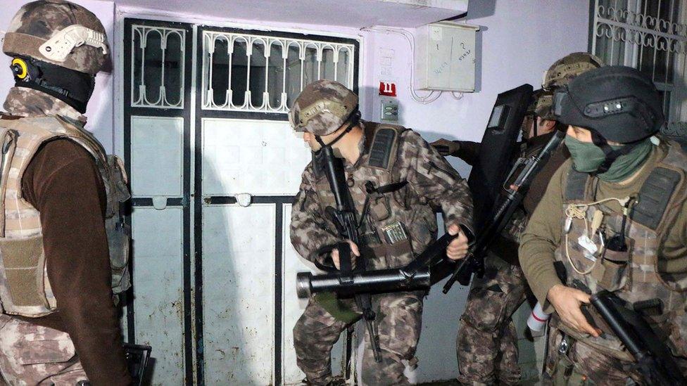 Turkey: Police detain 445 Islamic State group suspects - BBC News