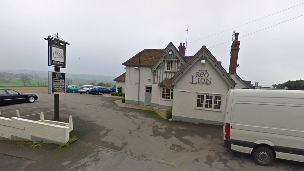 Jasper Carrott backs bid to keep Claverdon pub landlord - BBC News