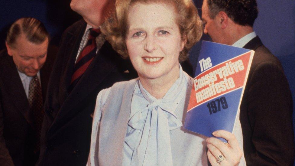 In Pictures: Thatcher's most iconic outfits - BBC News