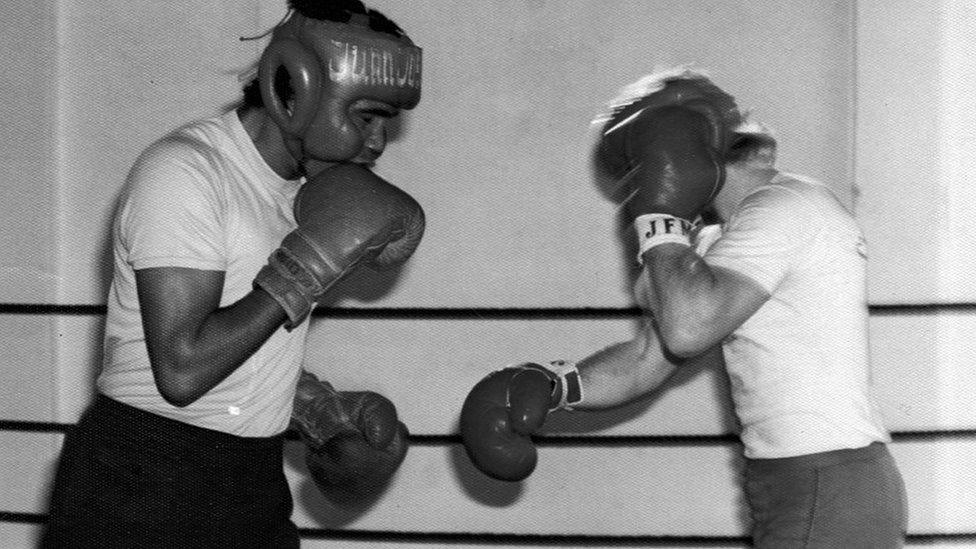 Wally Carr: Australian boxer's life of success and struggle - BBC News