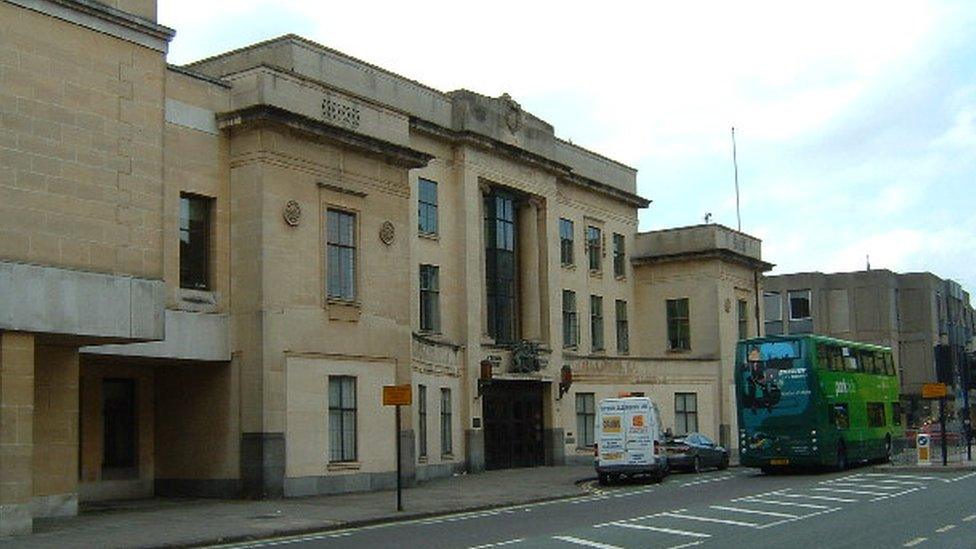 Oxford sex exploitation girl 'threatened with death' - BBC News