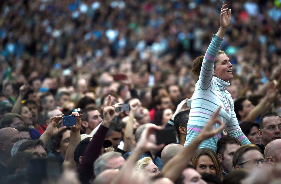 U2 give Dublin 'epic night of rock' on The Joshua Tree tour - BBC News