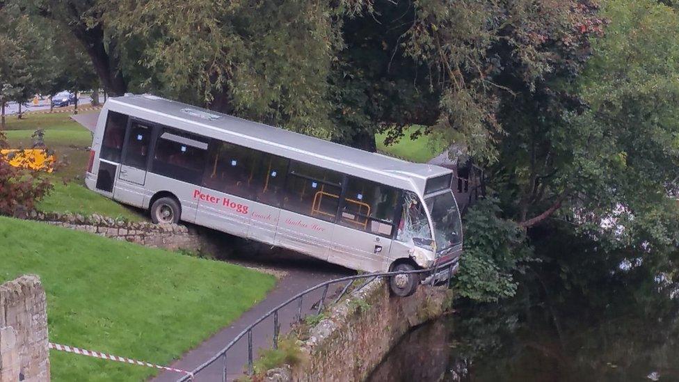 Barrier blocks bus fall into river in Jedburgh - BBC News