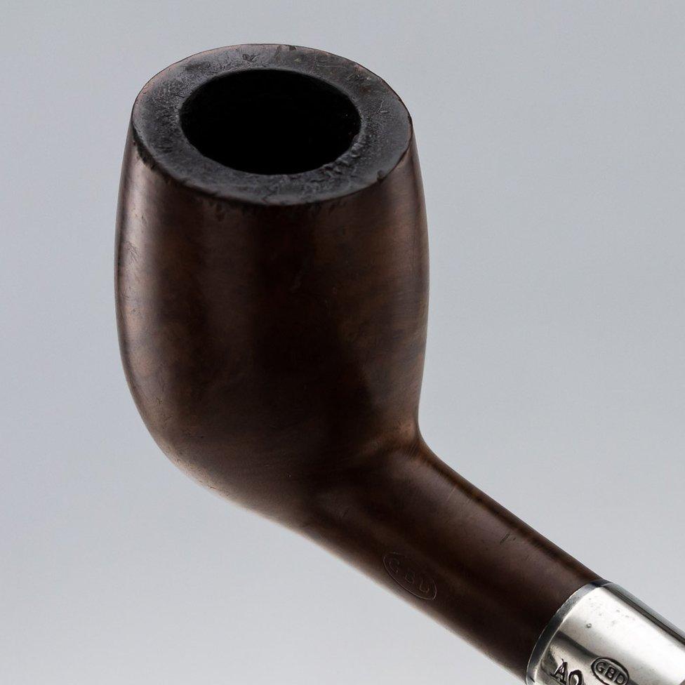 Explorer Edward Wilson's pipe bought for Cheltenham museum - BBC News