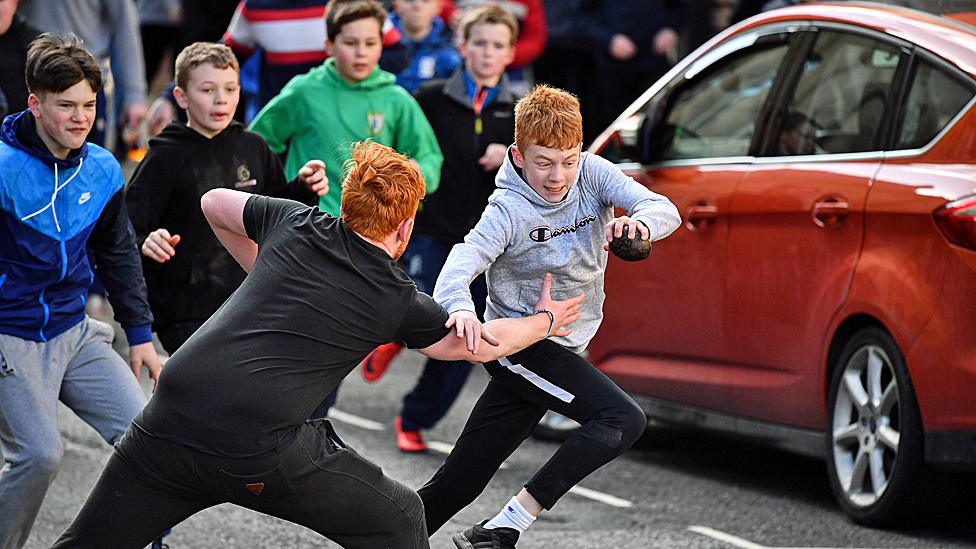 In pictures: Jedburgh's ba' game battles - BBC News