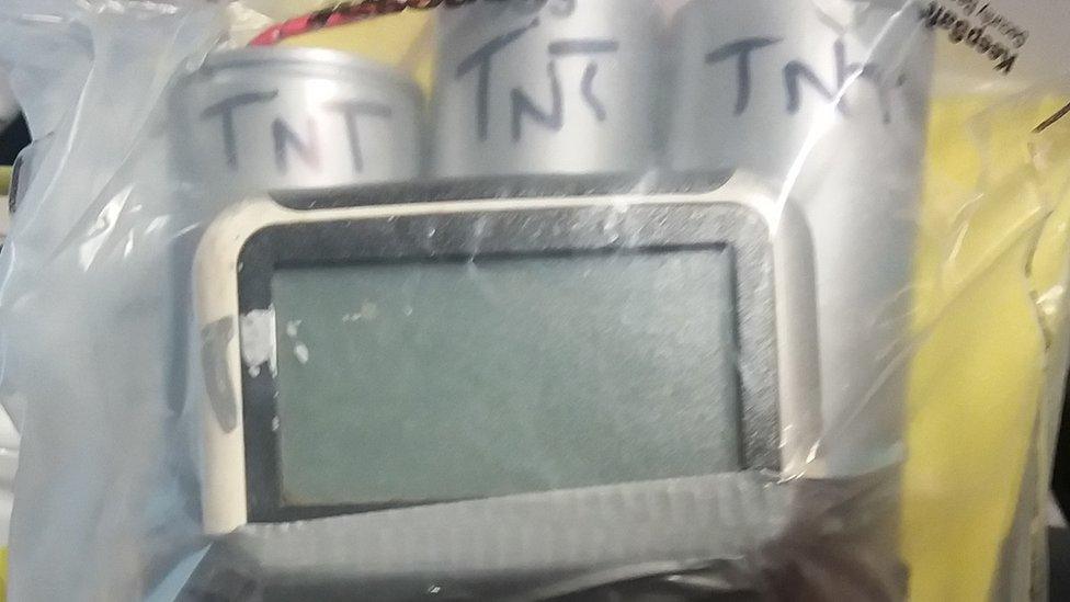 Bank robber claimed he was IS member and carried fake bomb - BBC News