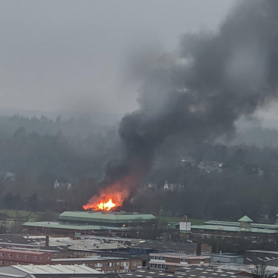 Reading School boathouse fire sends smoke over town - BBC News