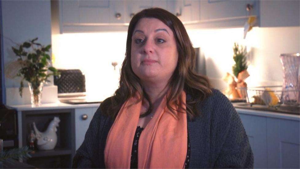 'Cuddle beds' bring families closer during end-of-life care - BBC News