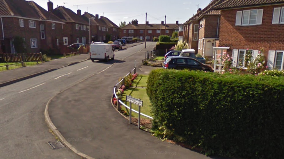 Retford: Man struck by car after police called to fight - BBC News