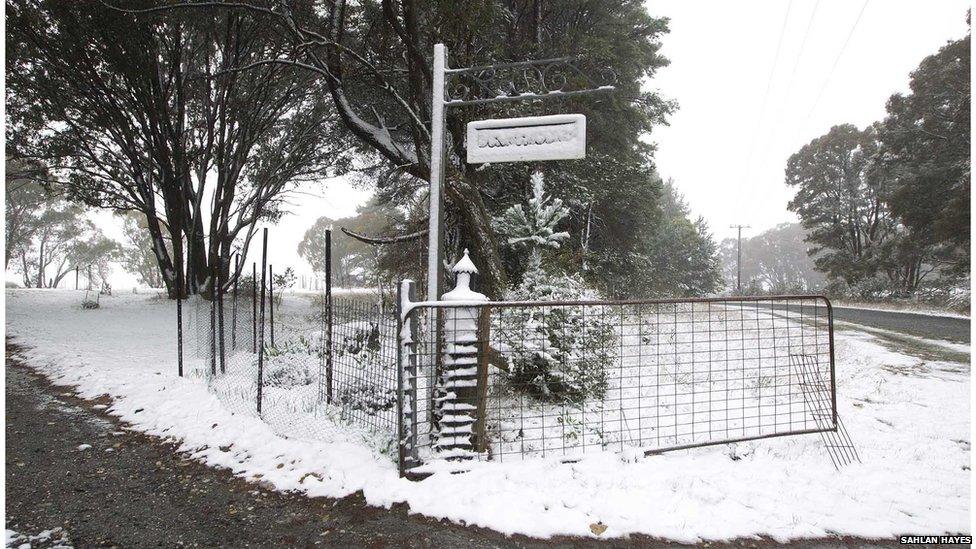 Atmospheric images of snow-covered Australia - BBC News