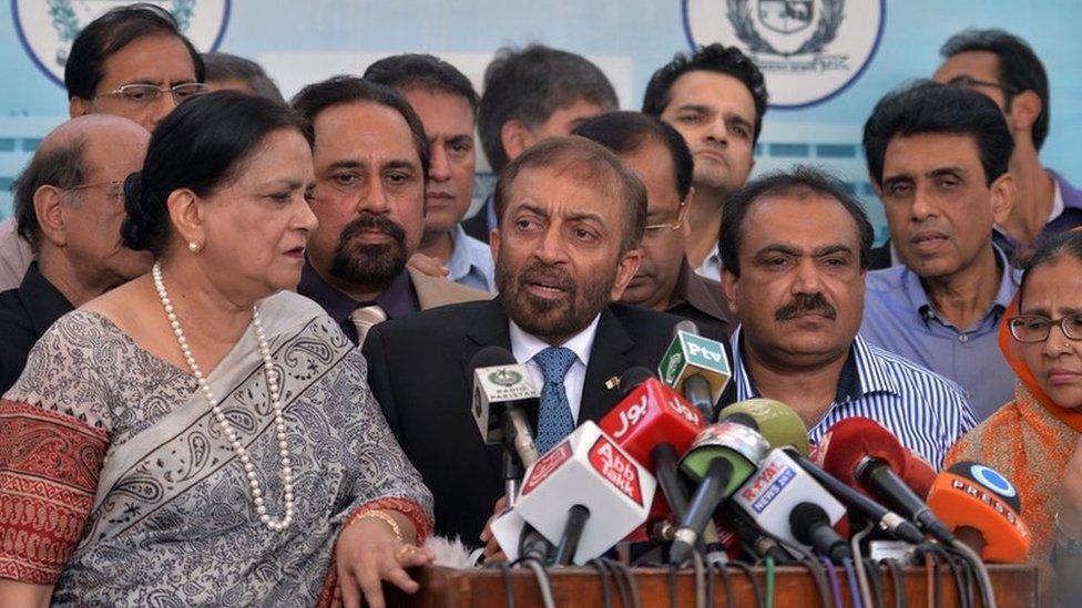 Karachi MQM protesters 'fire shots' at TV station - BBC News