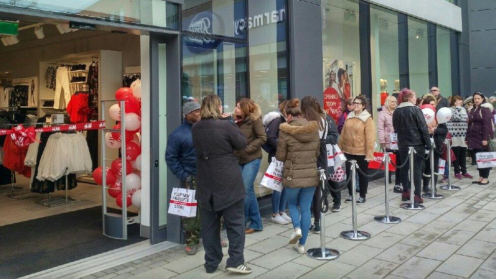Didcot shopping centre's £50m expansion opens first shops - BBC News