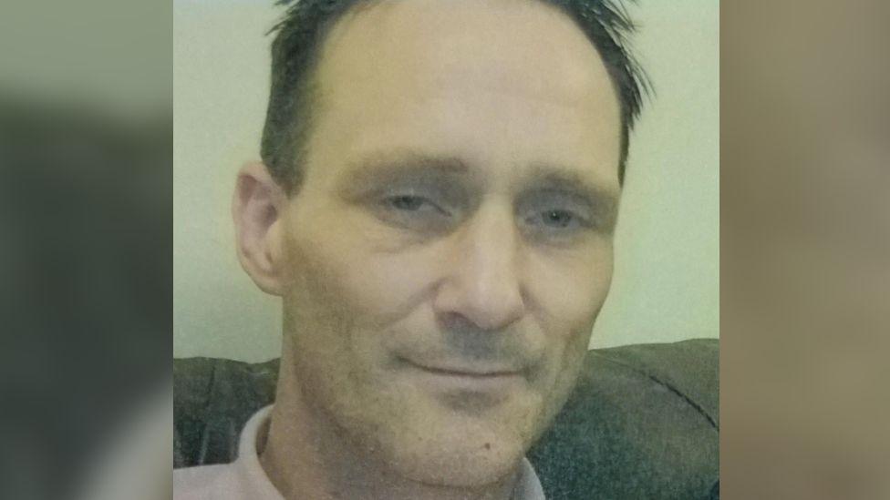 Basildon Terry Leeks murder inquiry: £20,000 reward offered - BBC News