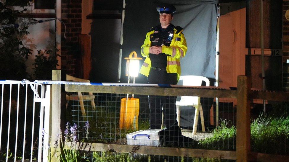 Crawley death: Three murder arrests after woman found dead - BBC News