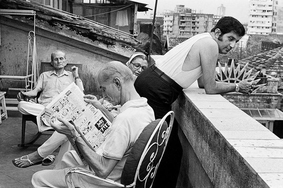 The story of an iconic Indian family photograph - BBC News