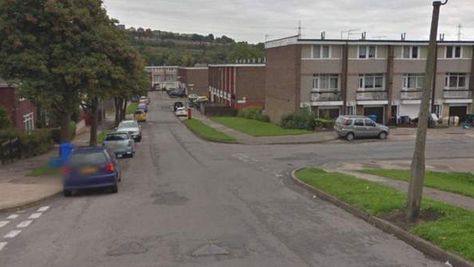 Sheffield stabbing: Two teenagers held over murder bid - BBC News