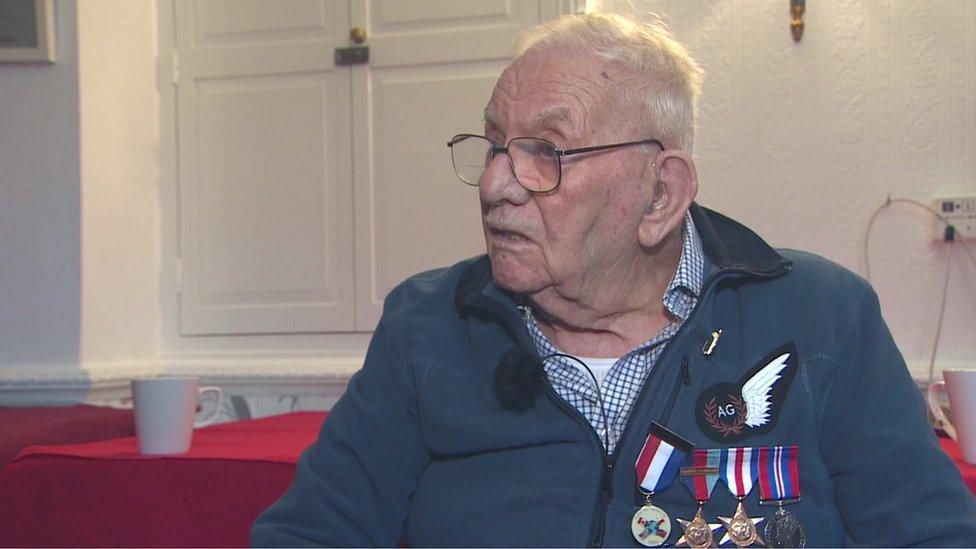 Jack Jennings: Final farewell to 'hero' Burma Railway veteran - BBC News