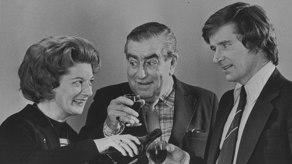 Coronation Street: Tributes paid to actress Jean Alexander - BBC News