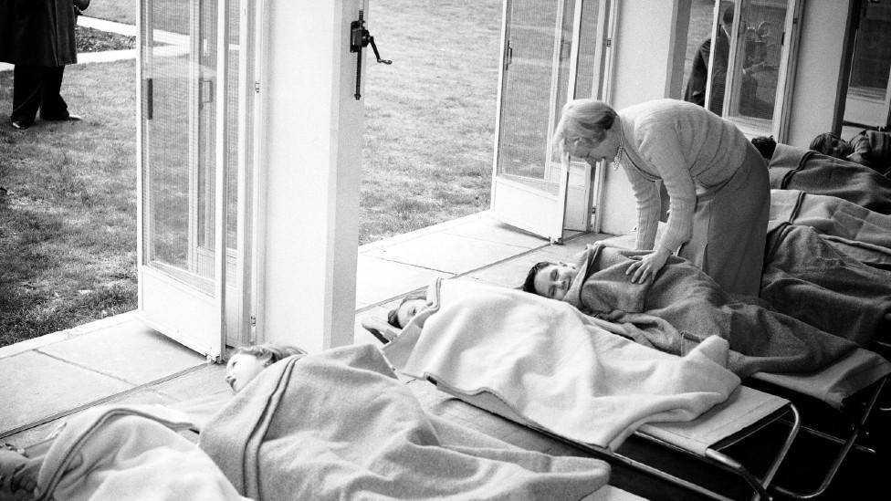 Listed school restoration plans backed by planners - BBC News