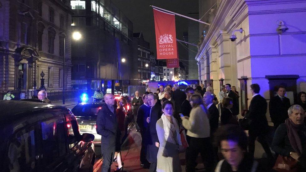 Royal Opera House: Thousands evacuated over 'suspicious package' - BBC News