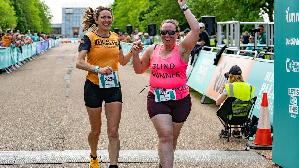 In pictures: Blenheim Palace Triathlon - BBC News
