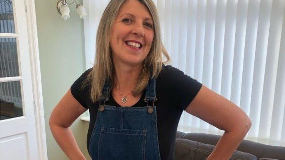 Woman wore same dress every day for a year - BBC News