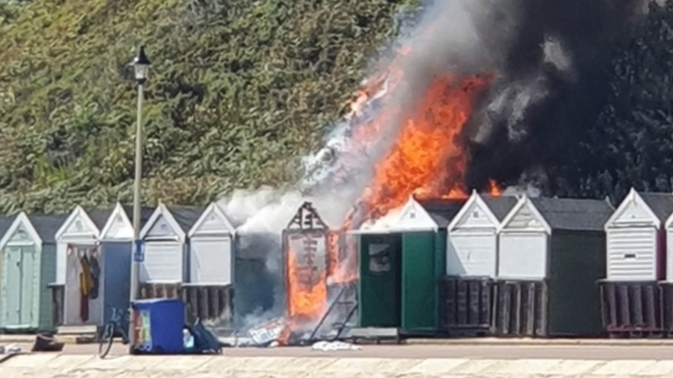 Bournemouth blaze in beach huts spreads up hillside - BBC News