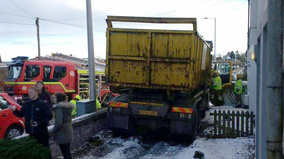 Lorry hits parked cars in Guardbridge crash - BBC News