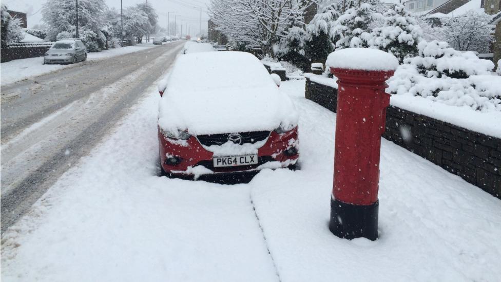 Heavy snow affects travel in the north of England - BBC News