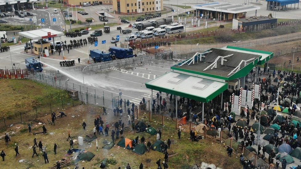 Poland border crisis: What's happening on the Belarus border? - BBC ...