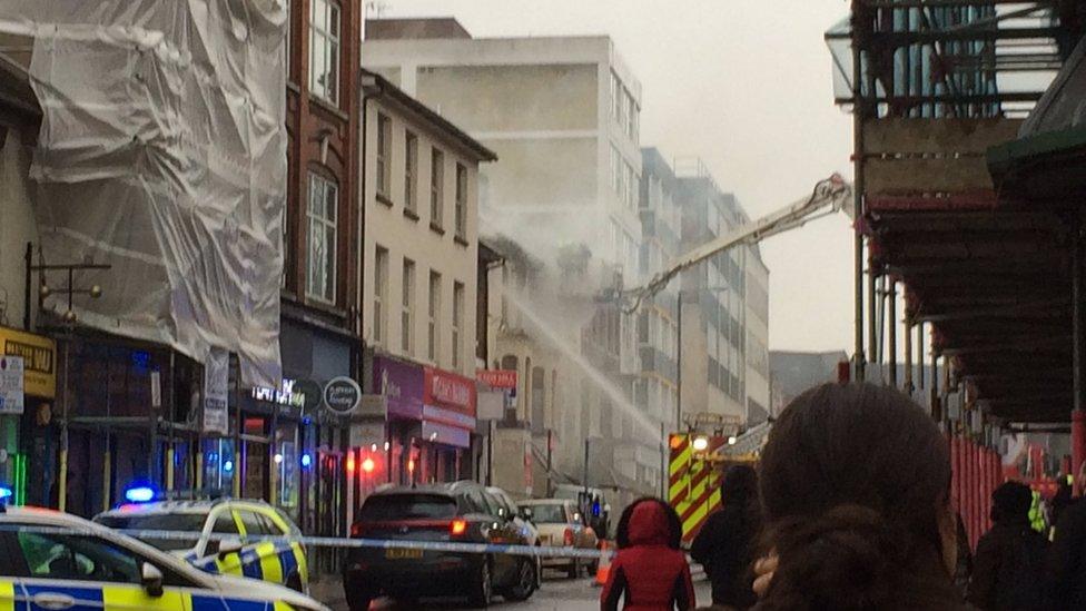 Luton Labour Club Fire: Adjacent buildings evacuated - BBC News