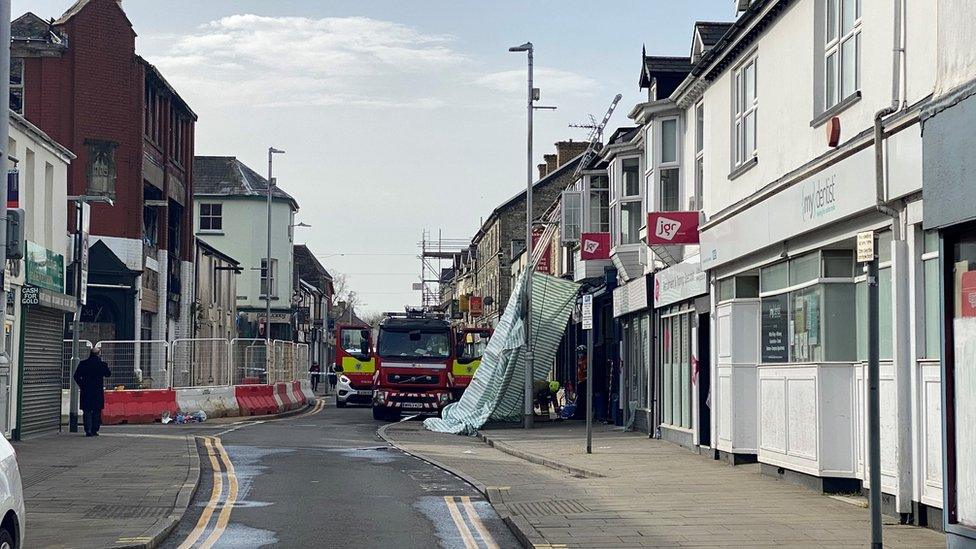 Bridgend fire: One person dies in town centre blaze - BBC News