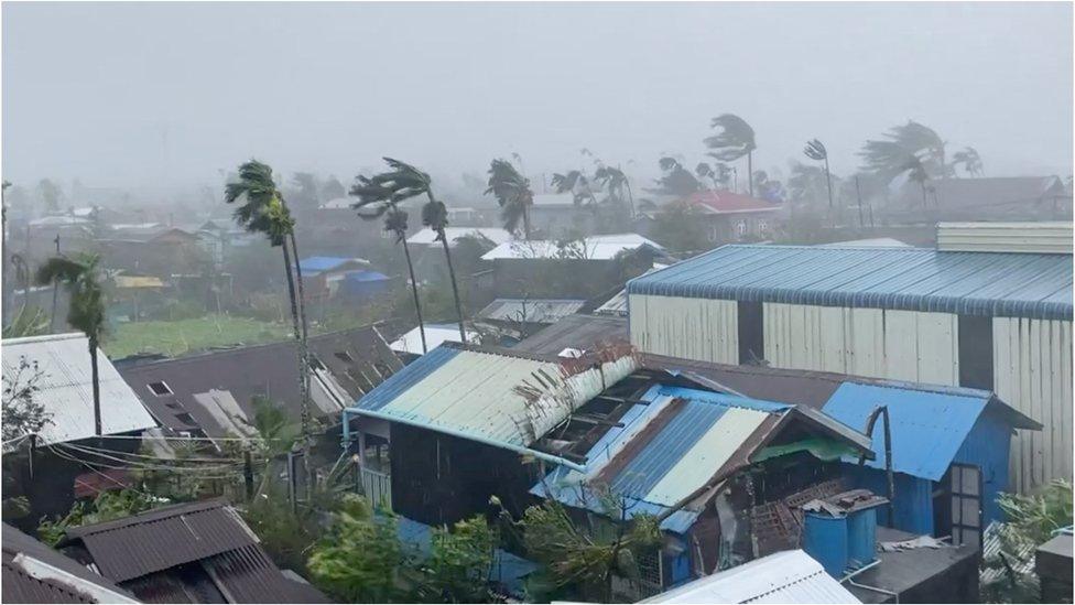 Cyclone Mocha: Powerful storm hits Bangladesh and Myanmar - BBC Newsround