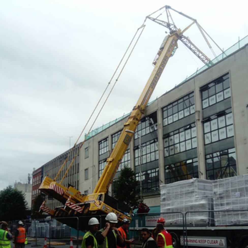 Toppled Reading Primark crane upright again - BBC News