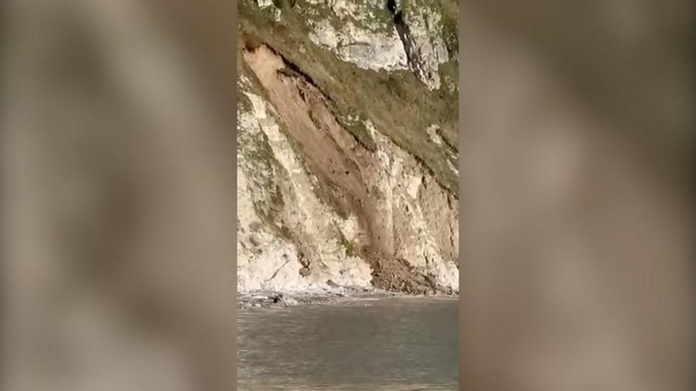 'Dramatic' landslide at popular Dorset beach - BBC News