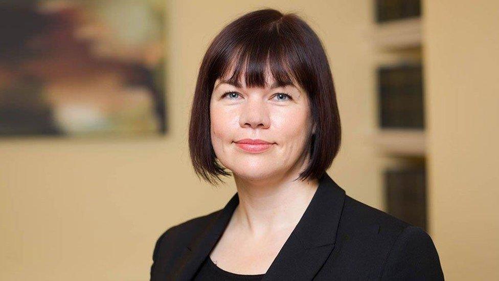 Y fargyfreithwraig sydd ar y brig - BBC Cymru Fyw
