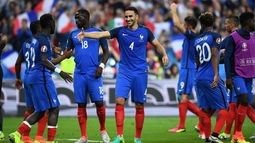 Payet's late goal gives France first Euros match win - BBC Newsround