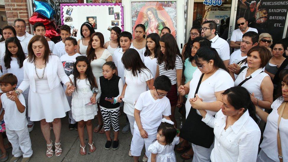 Mexico Voice singer Alejandro Fuentes shot in Chicago - BBC News