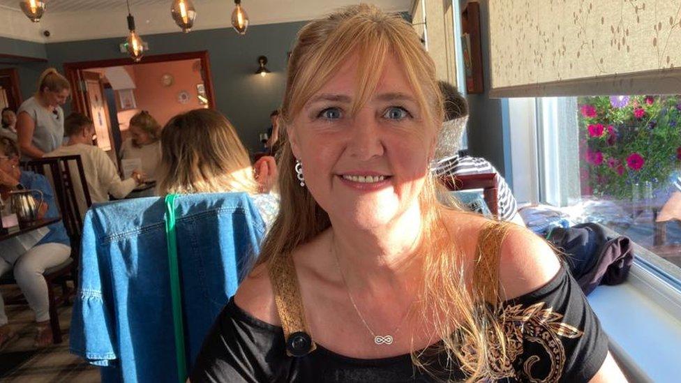 Blackpool woman with rare lung disease warns of mould risk - BBC News