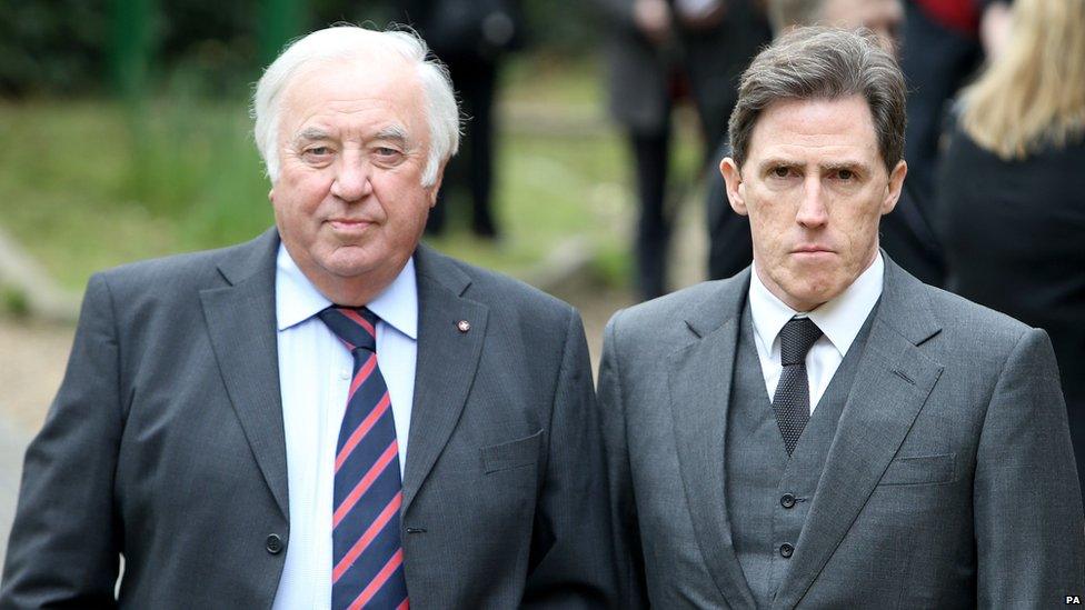 Stars attend Ronnie Corbett's funeral - BBC News