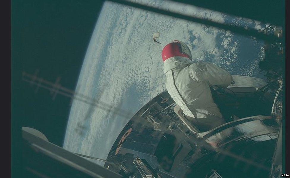 Thousands of Nasa Apollo mission photos uploaded online - BBC News