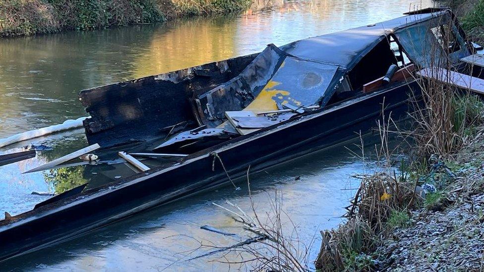 Devizes: Sunken boat still not removed weeks after fire - BBC News
