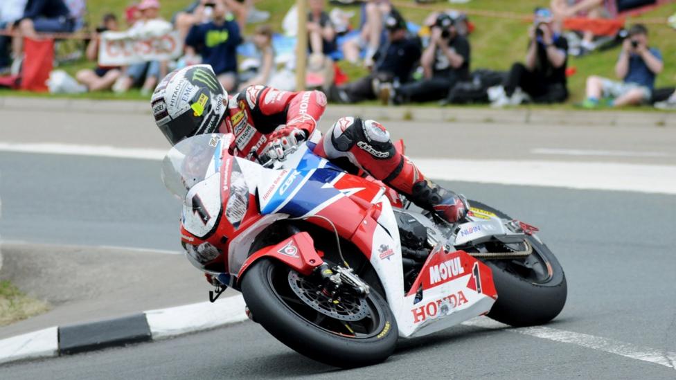 Isle of Man TT 2016: Michael Dunlop earns win in Superbike opener - BBC ...