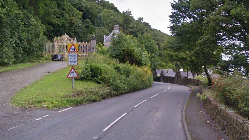 Two-vehicle crash closes A545 Beaumaris Road, Anglesey - BBC News