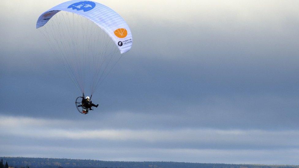 'Human swan' Sacha Dench plans Scottish flight over Hebrides - BBC News