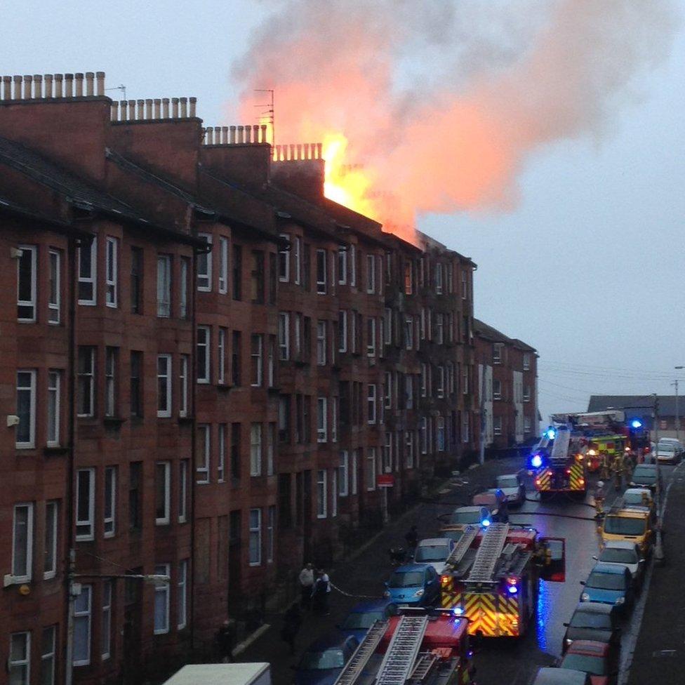 Man seriously injured in Glasgow tenement fire - BBC News