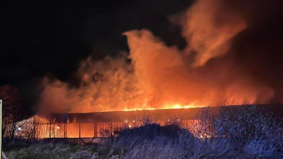 Telford fire: Crews battle large factory blaze - BBC News