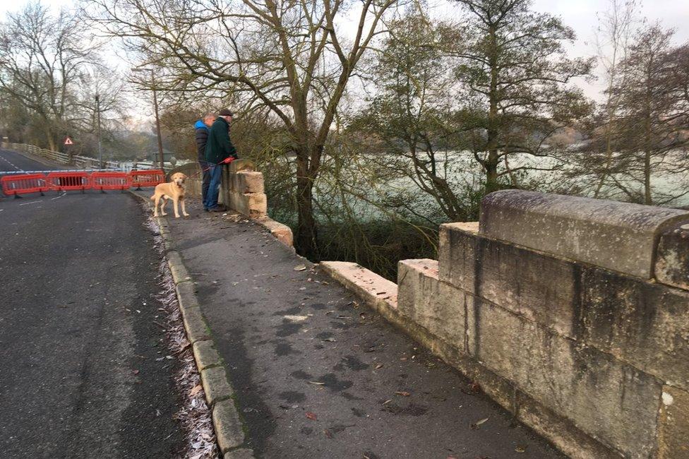 Duffield bridge crash: Four escape car after river plunge - BBC News